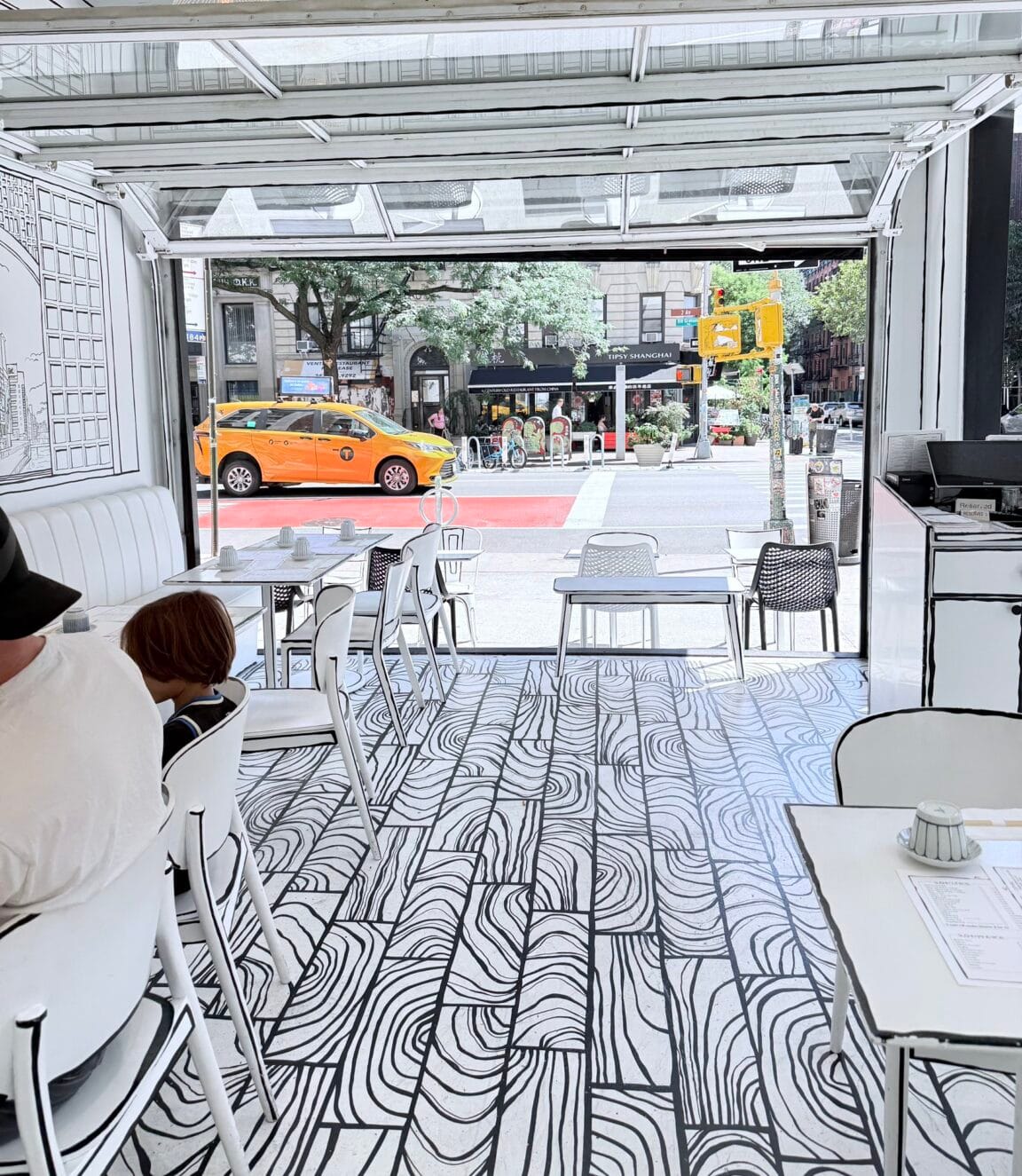 Descubre la Cafetería Temática que Parece un Dibujo Animado